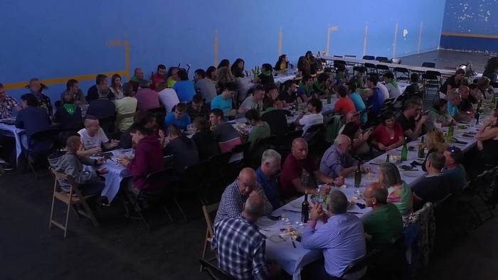 Elduaingo festei hasiera eman eta pilotalekuan elkartu ziren herri ...